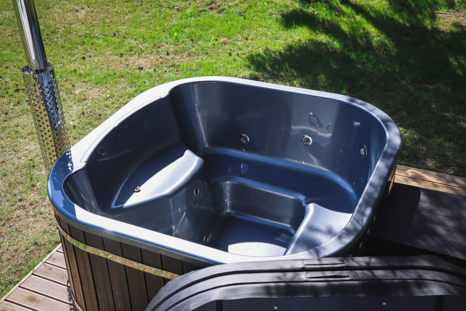 Balia akrylowa kwadratowa z piecem zintegrowanym: relaks w ogrodzie